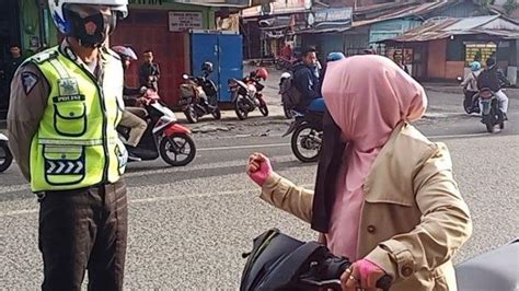 Viral Video Seorang Ibu Di Aceh Marahi Balik Polisi Saat Ditegur Tak