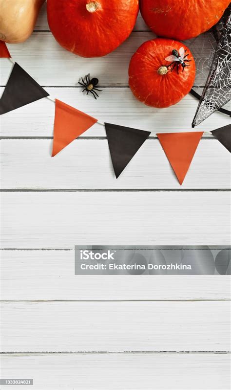 할로윈 날 잘 익은 오렌지 호박과 할로윈 용품 마녀의 모자 깃발 거미가 흰색 테이블에 누워 있습니다 휴일 파티 과자 안 주면 장난칠 거예요 복사 공간을 복사합니다 맨 위