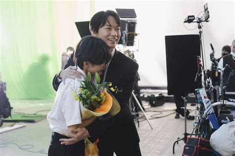 綾野剛が涙する齋藤潤をハグ、「カラオケ行こ！」メイキングカット到着 ぴあ映画