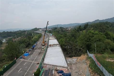 G5012恩广高速达万段k230679处6号大桥恢复重建应急抢险工程桥面铺装成功浇筑 四川高速公路建设开发集团有限公司川高集团四川高速