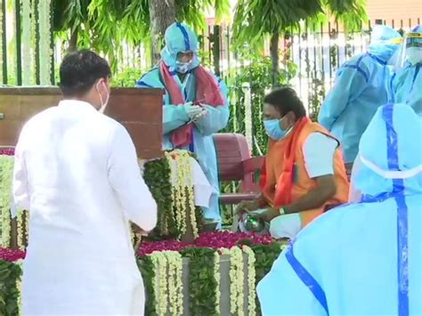 पूर्व राष्ट्रपति प्रणब मुखर्जी पंचतत्व में विलीन राजकीय सम्मान के साथ