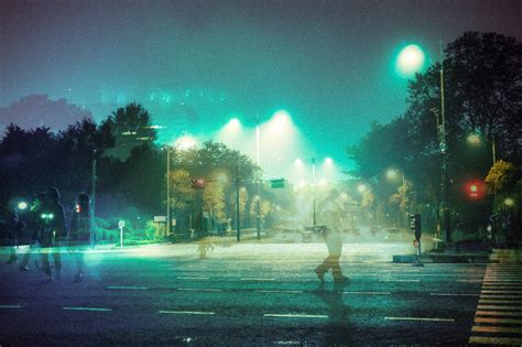 徘徊する人と深夜の街（フォトモンタージュ）の写真素材 ぱくたそ