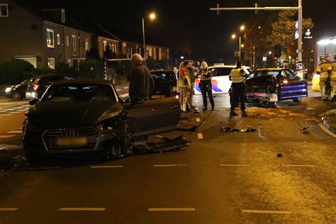Gewonde En Flinke Schade Na Botsing Op Kruising In Enschede