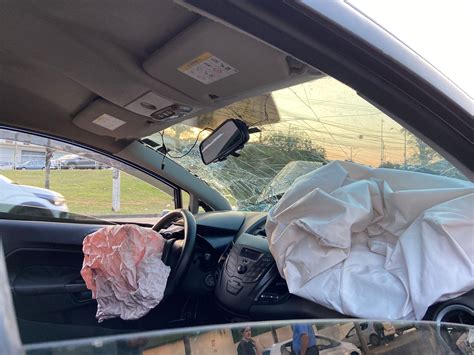 Motorista de carro fica ferido após bater em traseira de ônibus parado em ponto de Piracicaba