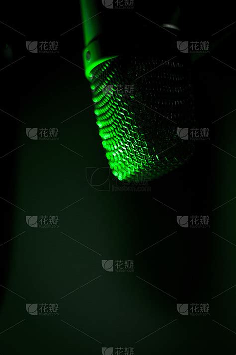 专业麦克风悬挂在空中