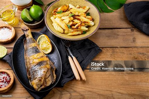 구운 농어 또는 나무 테이블에 감자와 함께 링코드 생선 텍스트 공간을 복사 감자 요리에 대한 스톡 사진 및 기타 이미지 감자