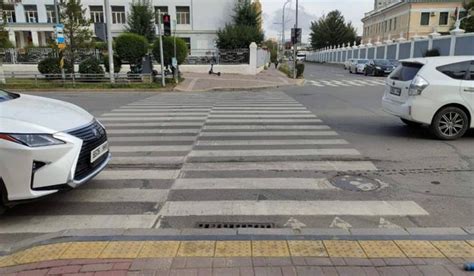 Явган зорчигчдод зориулсан лед гэрлэн гарцыг гурван байршилд суурилуулж байна