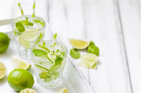 여름 칵테일 모 히 토 라임과 민트 흰색 나무 빈티지 배경 새로 고침 Gin Tonic에 대한 스톡 사진 및 기타 이미지