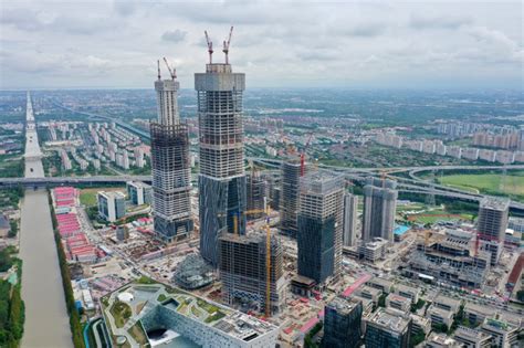 张江超高层地标“科学之门”西塔楼完成结构封顶 预计明年竣工