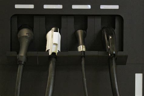 도로를 따라 Ev 충전이 가능한 공영 주차장 전원 케이블이 있는 에코 전기 자동차 충전소 플러그형 스테이션 그린 에너지 블루 파워 대체 에너지 기술 및 Ev 자동차 공급