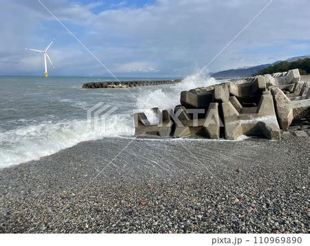 富山県入善町の冬の海岸線と波の写真素材 110969890 PIXTA