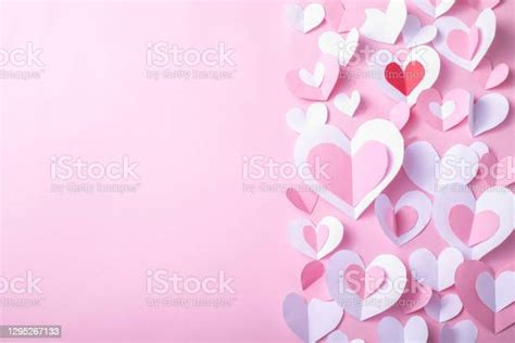 발렌타인 데이 축제 배경에 분홍색과 흰색 종이 하트가 발렌타인 데이를 위한 분홍색 배경 플랫레이 맨 위 보기입니다 복사 공간을 참조하십시오 2월에 대한 스톡 사진 및 기타