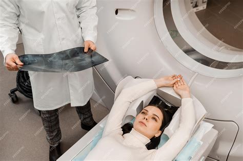女の子の患者は、ct スキャン室で腹部の検査のために胸部の Ct コンピューター断層撮影 X 線スキャンを行っています 診療所で女性の腹部の