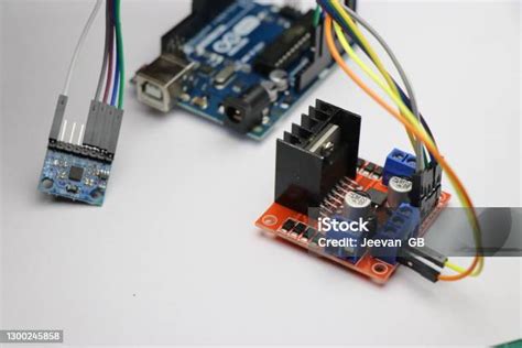 Konsep Proyek Arduino Ditunjukkan Menggunakan Berbagai Lampiran Komponen Elektronik Pengemudi