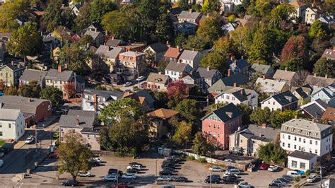 프로비던스 교외 로드 아일랜드에는 많은 숭고한 집이 있습니다 0명에 대한 스톡 사진 및 기타 이미지 0명 Federal Hill Providence 가을 Istock