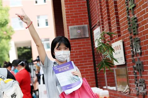 2022上海中考顺利落幕 考场外的天下父母心考试家长考生