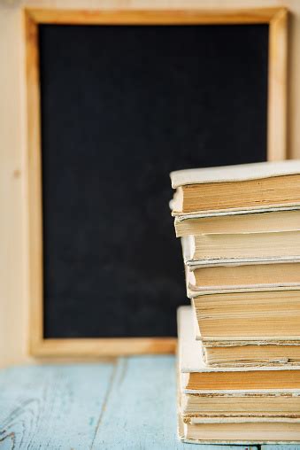 Back To School 학교 및 교재들과 사과나무 격리됨에 0명에 대한 스톡 사진 및 기타 이미지 0명 개념 공란