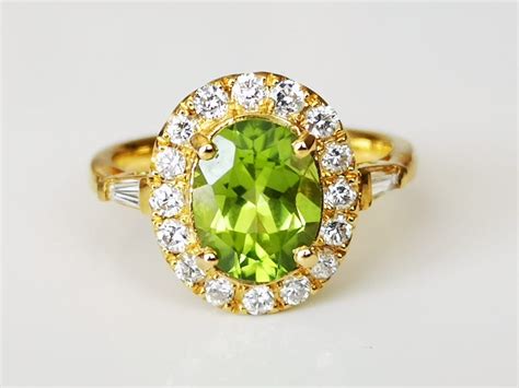 Bague En Or Jaune Avec Un Péridot Ovale De Birmanie De 27 Cts Diamants