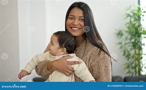 Madre E Hijo Sonriendo Seguros De Abrazarse En Casa Imagen De Archivo