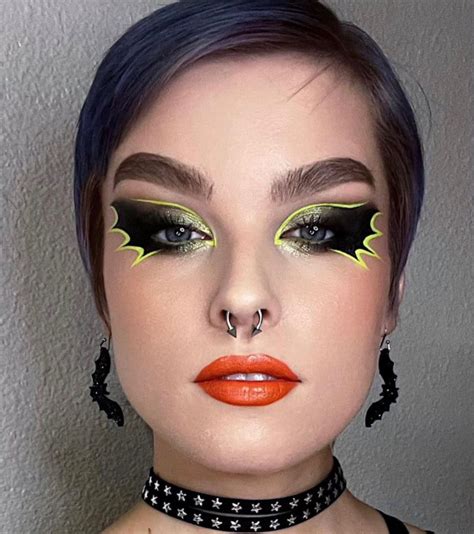 40 Spooky Halloween Makeup Ideas Spooky Neon Bat Wing Graphic Liner Look
