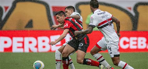 um a menos Vitória perde para o São Paulo e segue no Z 4 do