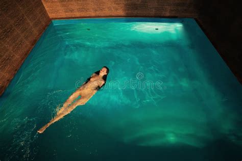 Belles Jeunes Femmes Avec De Longues Jambes Et Poils Magnifiques Tenant La Natation Nue Ou Nue