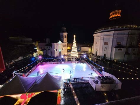 Il Mercatino La Pista Di Pattinaggio Il Capodanno In Piazza Il