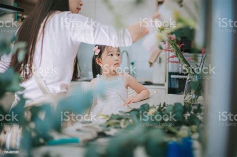 부엌에서 꽃꽂이 를 작업하는 동안 아시아 여성 꽃집 결합 과 딸 부엌에 대한 스톡 사진 및 기타 이미지 부엌 사랑
