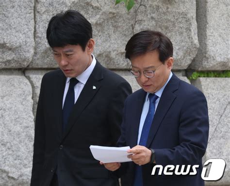 국회 본관 나서는 권칠승 수석대변인과 한민수 대변인 뉴스1