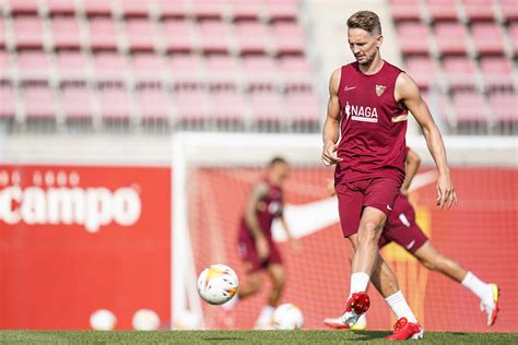 Luuk De Jong Joins Fc Barcelona On A Season Long Loan Sevilla Fc