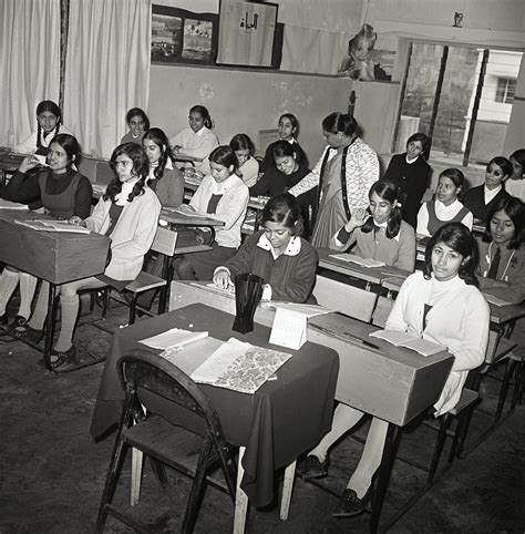 صور لطالبات مدارس البحرين في السبعينيات وكالة أنباء البحرين