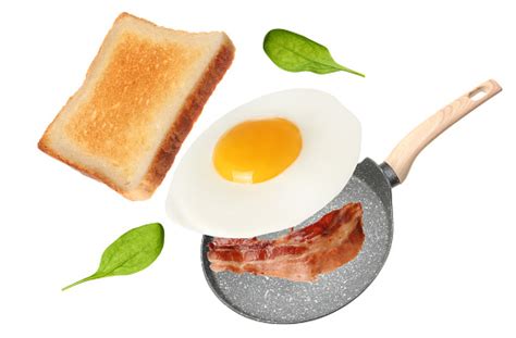 맛있는 프라이드 치킨 달걀 베이컨 구운 빵 바질 잎이 흰색 배경에 프라이팬에 떨어지는 0명에 대한 스톡 사진 및 기타 이미지