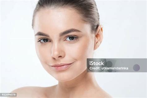 여자 피부 얼굴 아름 다운 건강 한 피부 관리 여성 초상화 화장 자연 스러운 메이크업 젊은 아름다움 모델 흰색 절연을 하지 않고 얼굴을 청소 갈색 머리에 대한 스톡 사진 및