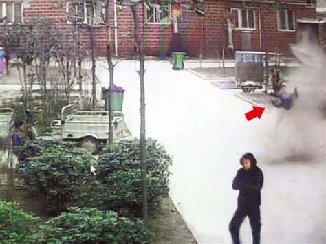 點爆竹塞坑渠頑童被炸飛 太陽報