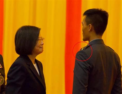 任內最後一次三軍六校畢典 蔡英文替畢業生掛軍階搞烏龍「一槓變成橫」 中天新聞網