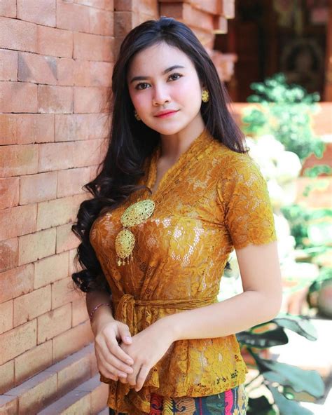 Potret Mahalini Kenakan Busana Tradisional