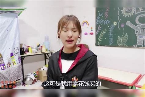 学校最后一包粘土小晴买了两次，又转手卖了两次，她赚了多少钱？