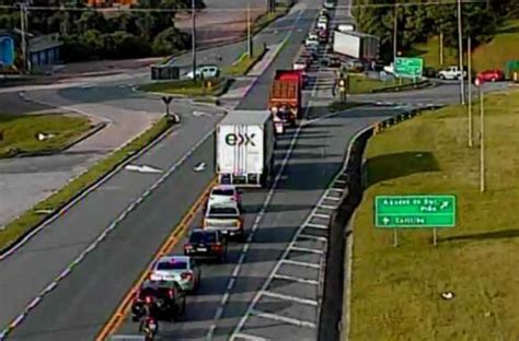 Movimento na BR 277 no Paraná chega a 6 km