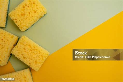 컬러 배경에 설거지 및 청소용 스폰지 순수함과 빛의 시간 세제 세정제에 대한 스톡 사진 및 기타 이미지 세정제 0명 가사 집안일 Istock