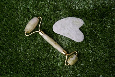 Green Jade Face Roller And Gua Sha Scraping For Beauty Facial Massage