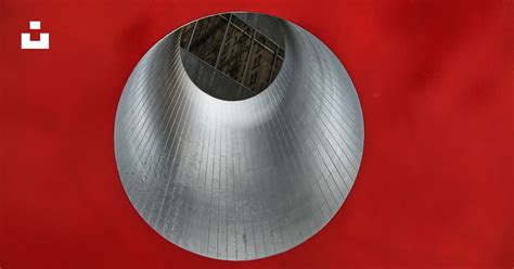 빨간색 표면에 둥근 금속 물체 사진 Unsplash의 무료 미국 이미지