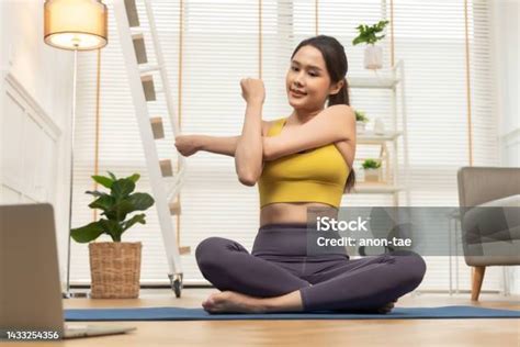 집에서 요가 스트레칭 요가를하는 젊은 아시아 여성 행복한 사람들은 집에 머물며 거실에서 유산소 운동을합니다 잠금 활동을하는 소녀 집에서 건강을 위해 트레이너와 함께