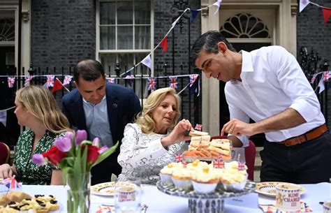 ФОТО Iii Чарльзыг хаан сэнтийд заларсныг тэмдэглэн найр наадам дуу хуураар дүүрэн өнгөрүүлжээ