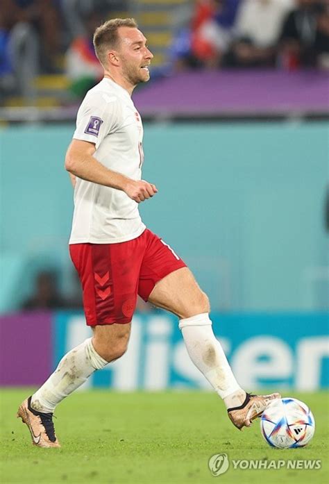 드리블 하는 크리스티안 에릭센 네이트 스포츠