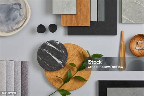 직물과 페인트 샘플 나무 패널과 대리석 타일 밝은 회색 검은 색과 갈색 색상의 팔레트의 우아한 건축가 무드 보드 플랫 평신도 구성 맨 위 보기입니다 공간을 복사합니다 템플렛