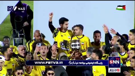 لحظه بالا بردن جام قهرمانی سوپرجام فوتبال ایران توسط محمد کریمی و