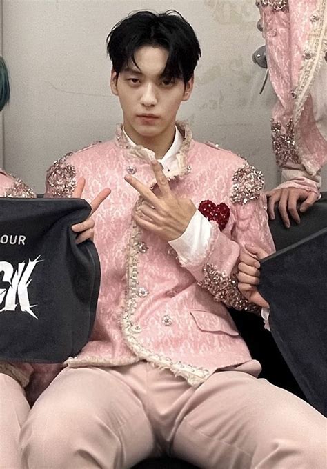 ปักพินโดย Kai ใน Txt ผู้ชายหล่อ ภาพ