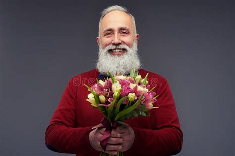 De Man Met Grijze Baard In Een Van De Zeemanskostuum En Hoed Mes En De