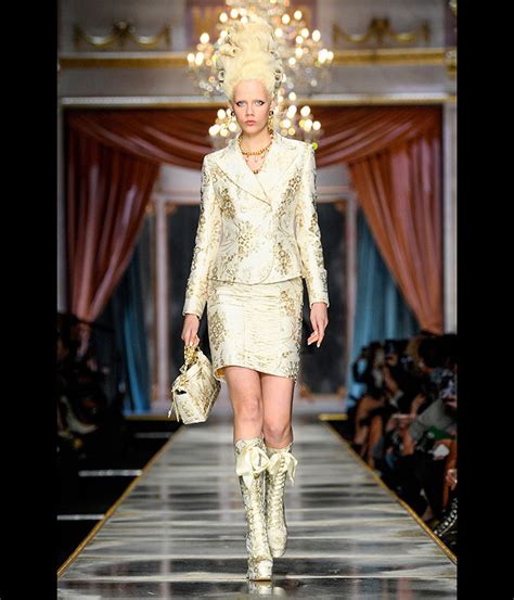 Moschino faz coleção de roupa inspirada em bolos e Maria Antonieta Estrelando