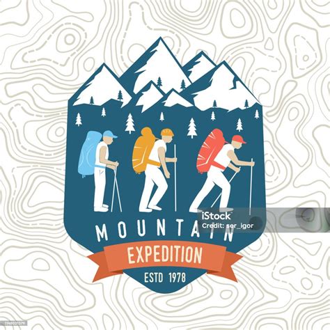 산악 원정 패치 벡터 셔츠 또는 배지 인쇄 스탬프 또는 티에 대 한 개념입니다 산악인과 산 실루엣 빈티지 타이포 그래피 디자인 0명에 대한 스톡 벡터 아트 및 기타 이미지